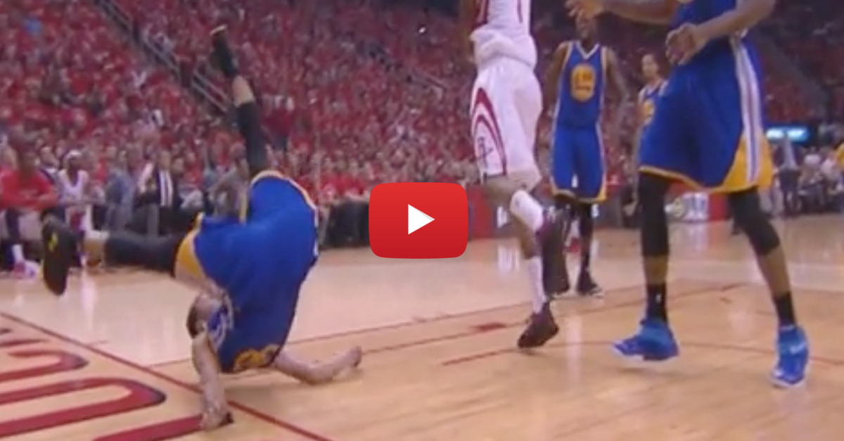 Stephen Curry takes nasty fall, leaves game - FanBuzz