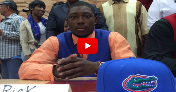 Watch: Three-star wide receiver Rick Wells signs with Florida - FanBuzz
