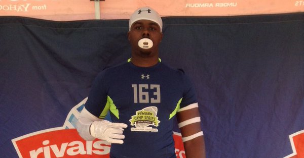 Huge 6'5" defensive tackle drops high-powered top four list - FanBuzz